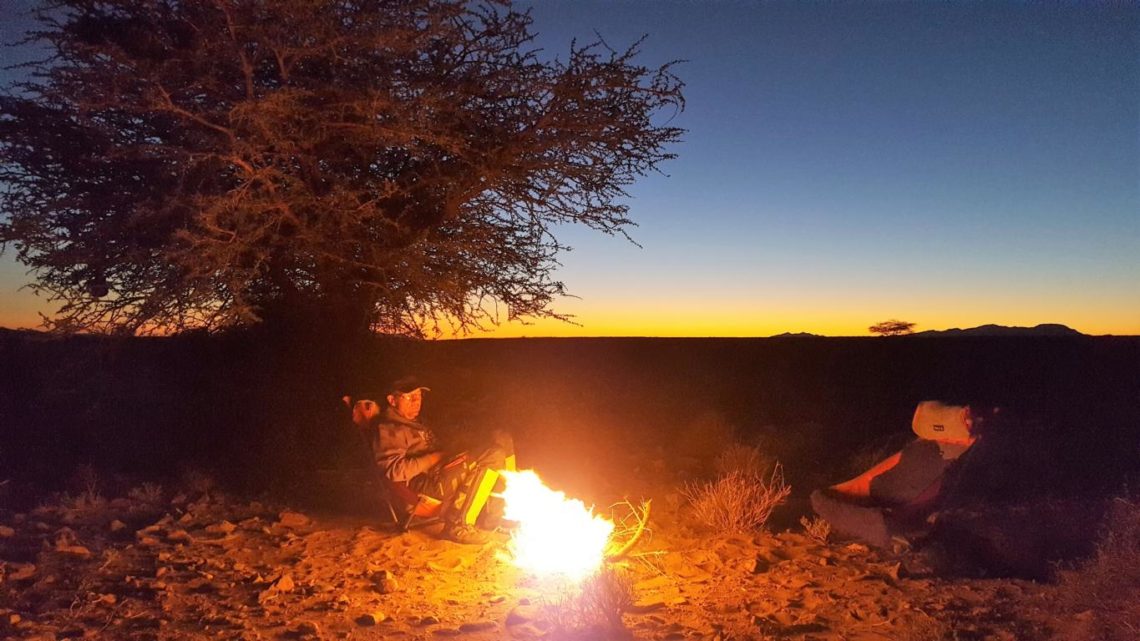 Lagerfeuer, Wüste und Berge – ride2seetheworld.de